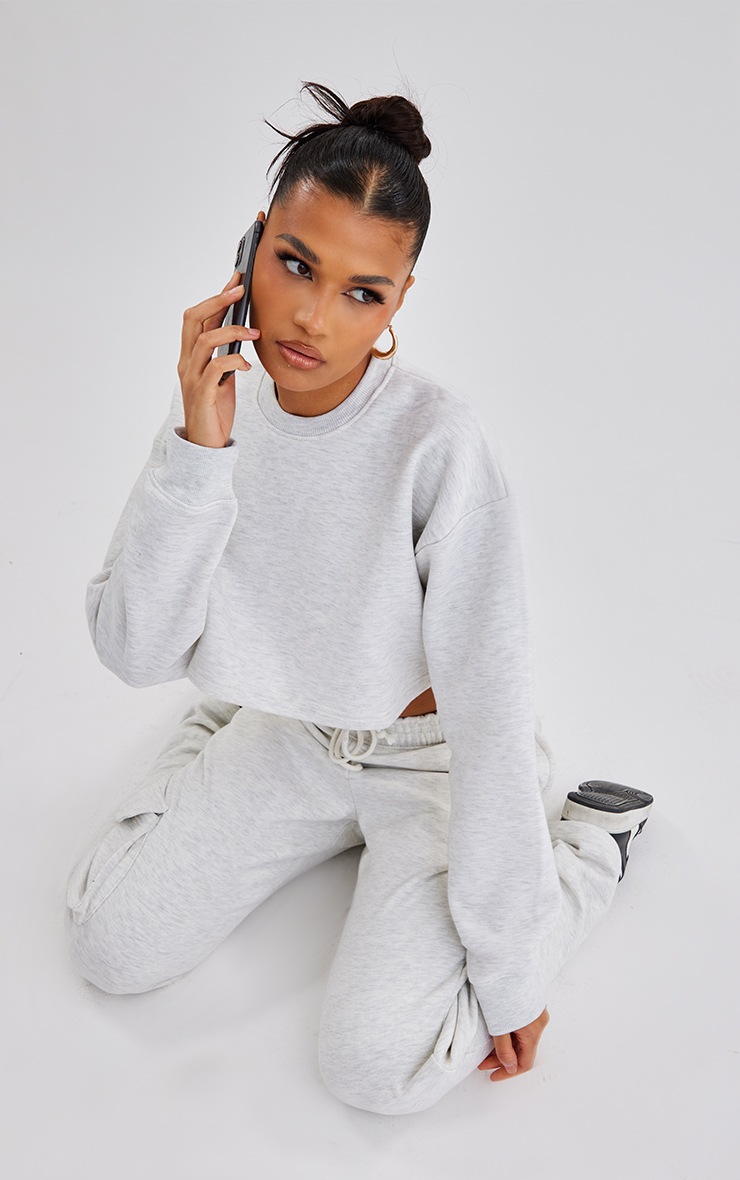 Sweat court oversize gris cendré à épaules carrées | PrettyLittleThing FR