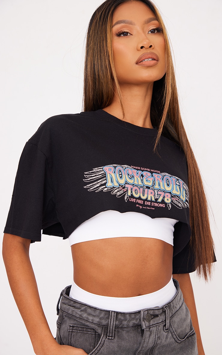 Crop top court noir imprimé Rock and Roll | PrettyLittleThing FR