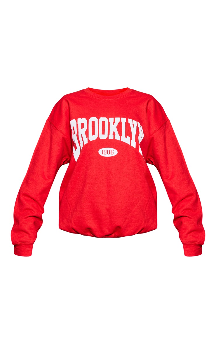Sweat rouge imprimé Brooklyn 1986 | PrettyLittleThing FR