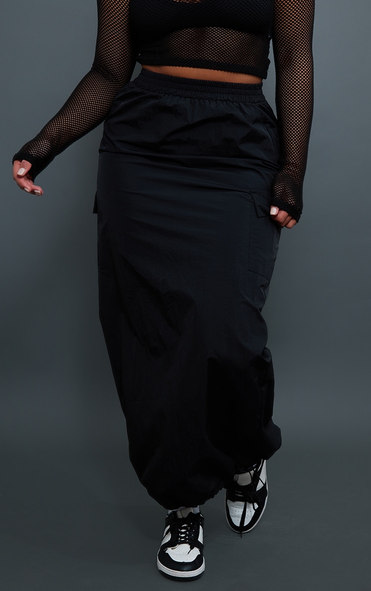 Jupe cargo longue style parachute noire à poches | PrettyLittleThing FR