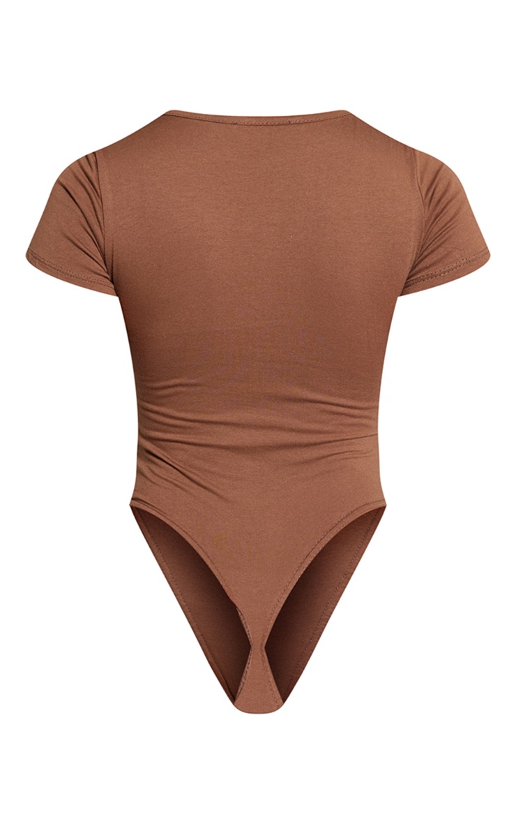 Body en coton chocolat à manches courtes | PrettyLittleThing FR