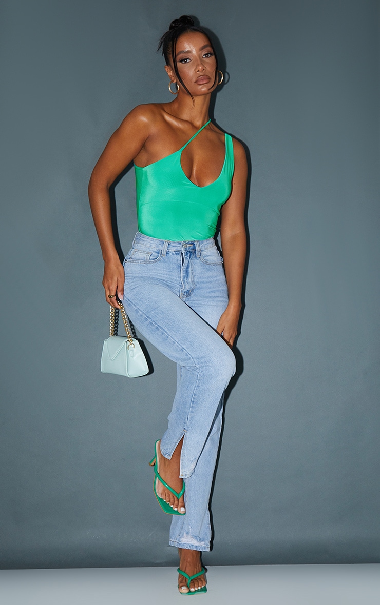 Body vert vif slinky à bretelle asymétrique | PrettyLittleThing FR
