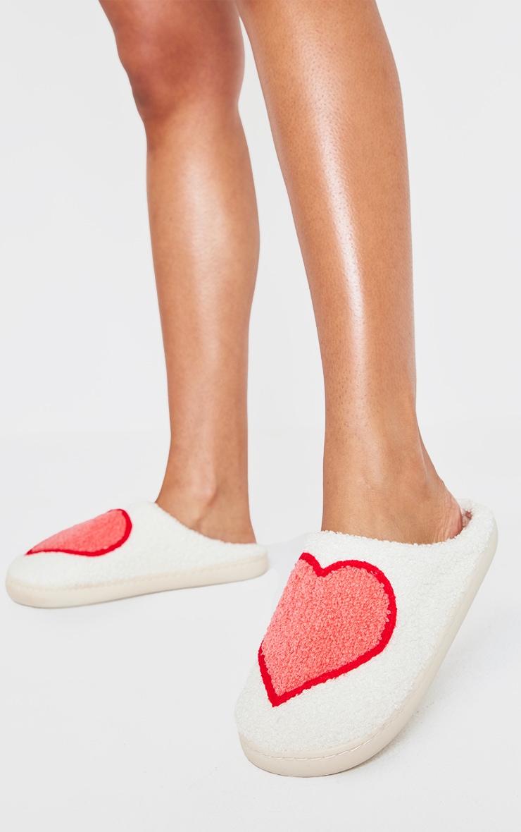 Cream Borg Heart Slippers | Lingerie & Nightwear | PrettyLittleThing UAE