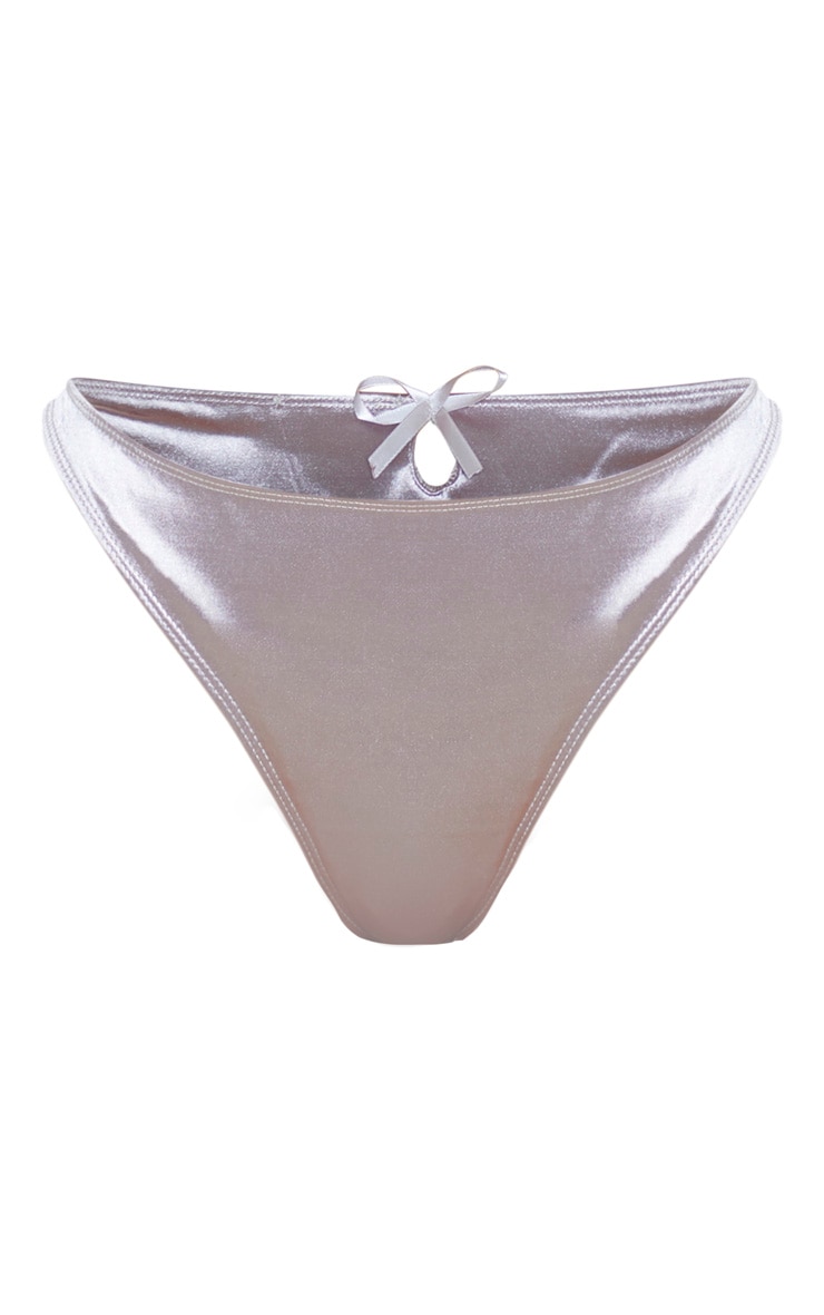 String satiné argenté à noeud derrière. | PrettyLittleThing FR