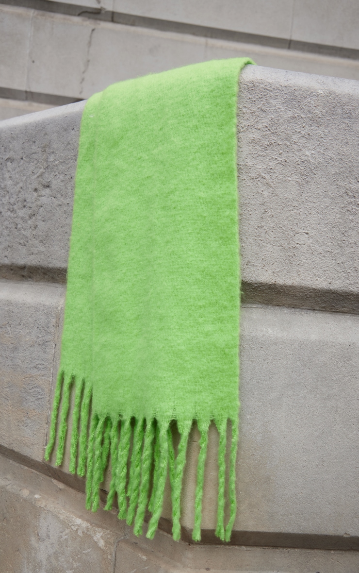 Écharpe douce verte à franges | PrettyLittleThing FR