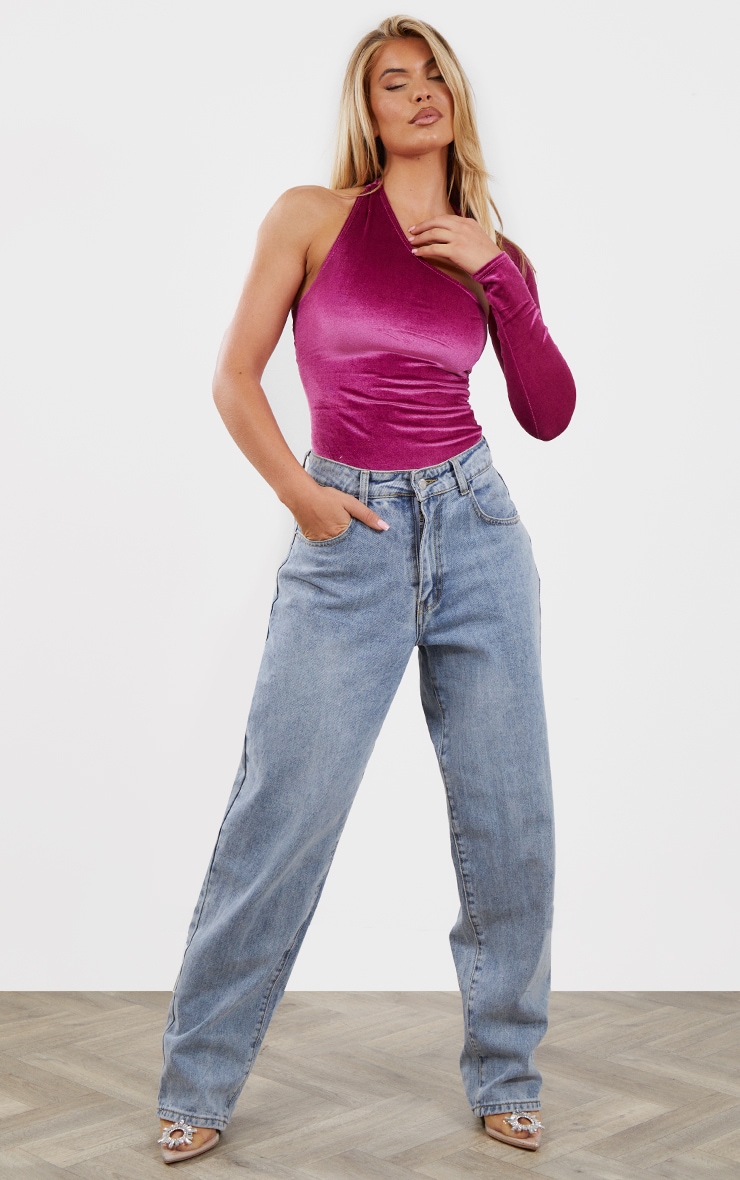 Body rose vif en velours asymétrique | PrettyLittleThing FR