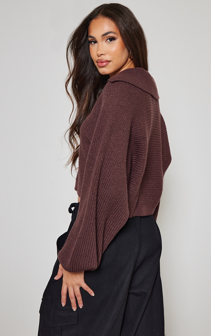 Tall Pull court chocolat en maille tricot à col | PrettyLittleThing FR