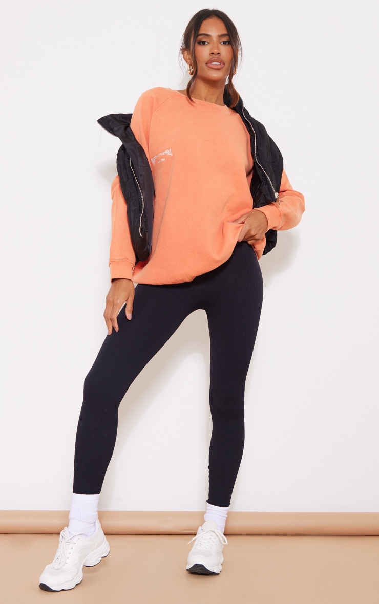 Sweat orange effet javélisé à slogan brodé New Vibes | PrettyLittleThing FR