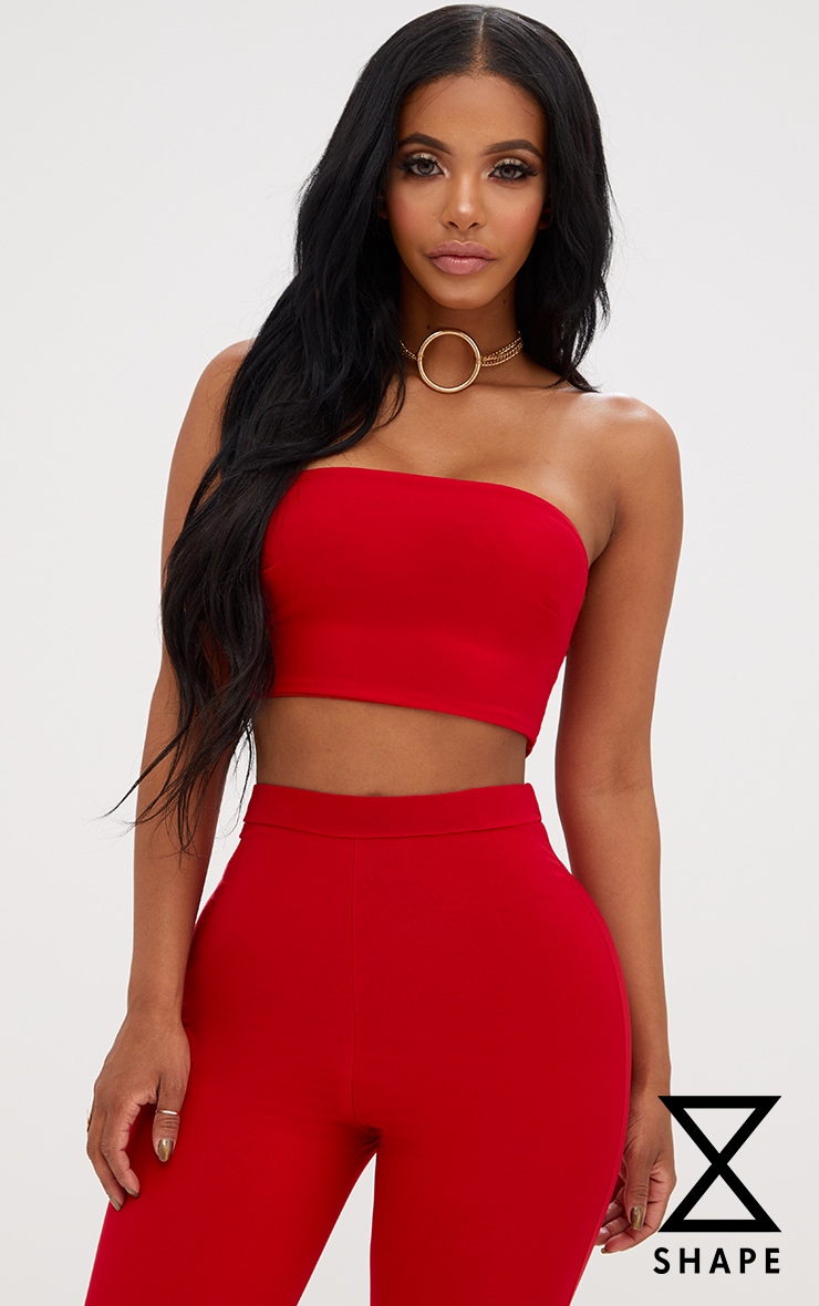 Shape - Crop top bandeau rouge. Shape | PrettyLittleThing FR