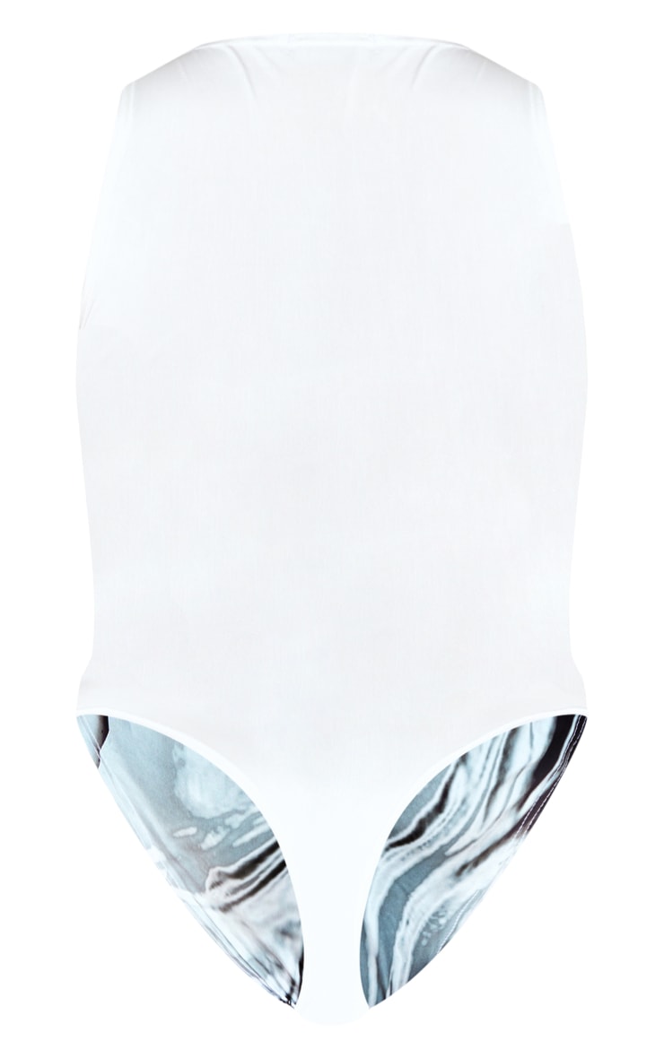 Plus Body gris à imprimé statues | PrettyLittleThing FR