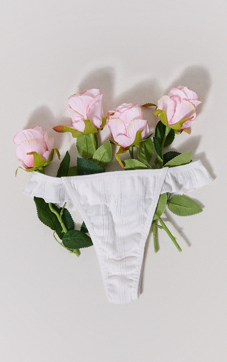 String en pointelle crème à volants | PrettyLittleThing FR