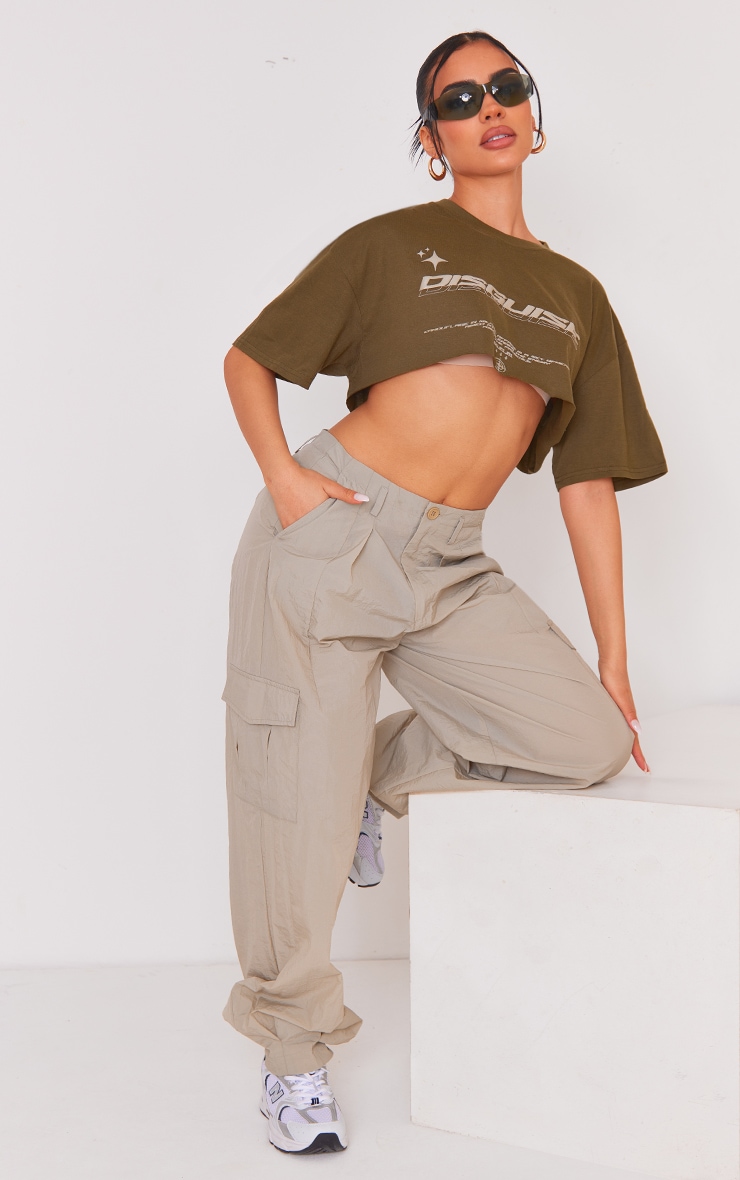 Crop top court vert sauge imprimé Disguise brillant | PrettyLittleThing FR