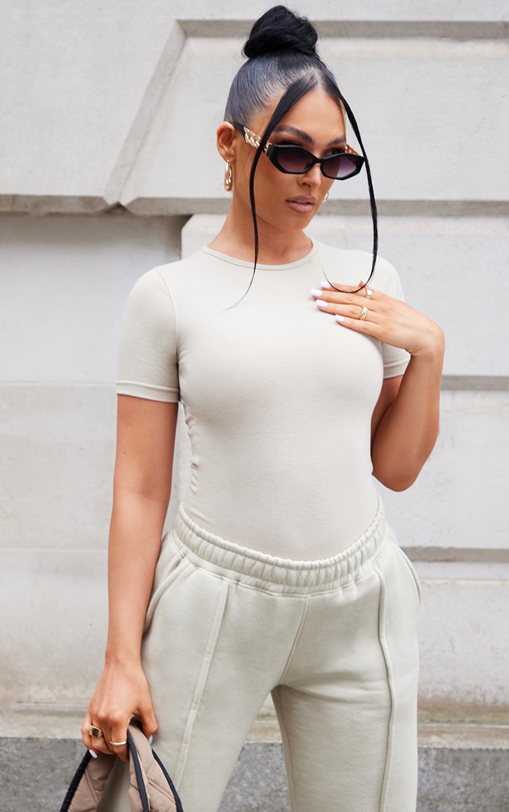 Body En Coton Vison À Col Rond Et Manches Courtes | PrettyLittleThing FR