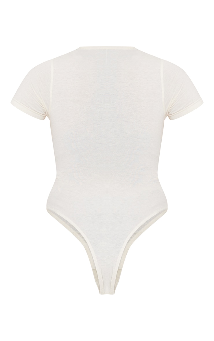 Body en coton vison à col rond et manches courtes | PrettyLittleThing FR