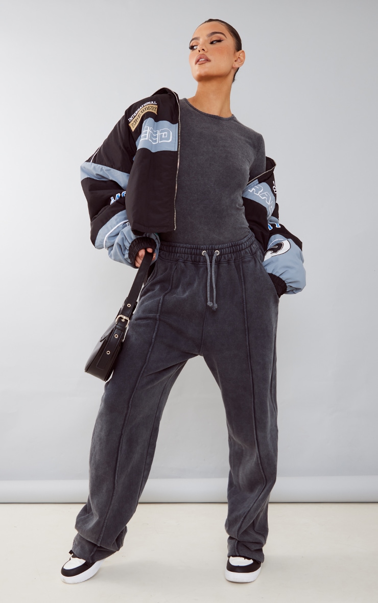 Body gris anthracite délavé à manches longues | PrettyLittleThing FR