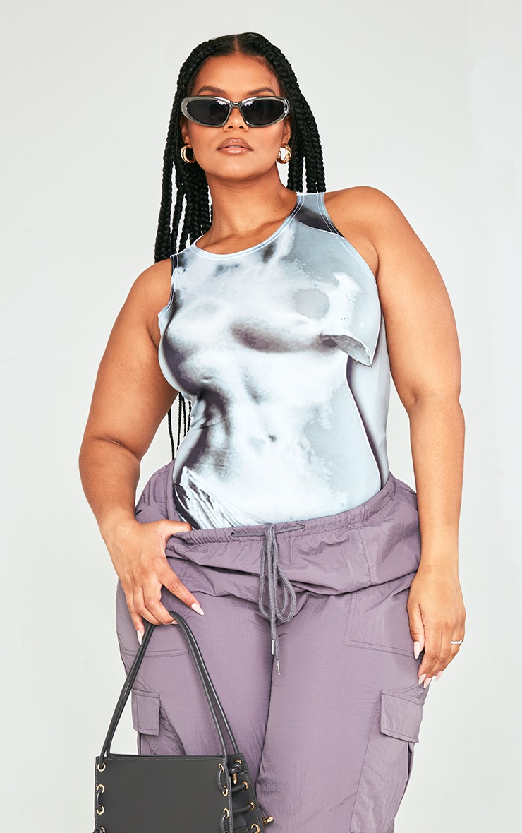 Plus Body gris à imprimé statues | PrettyLittleThing FR