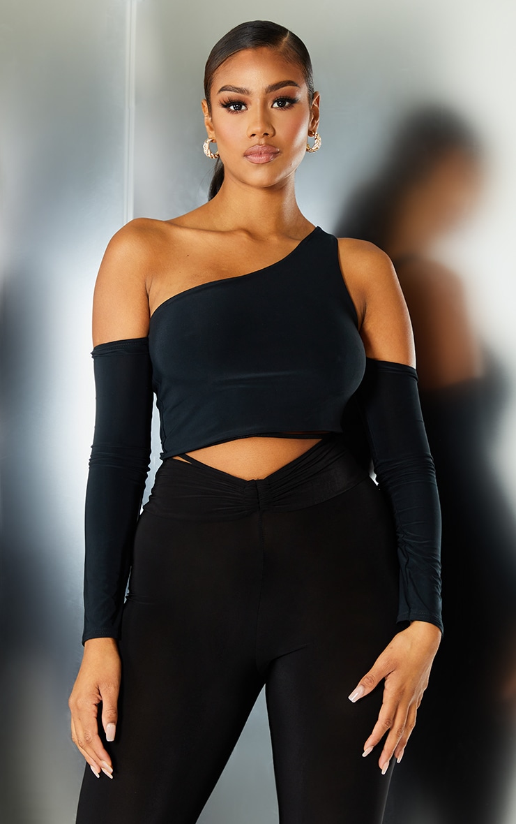 Crop Top Moulant Noir À Épaule Dénudée | PrettyLittleThing FR