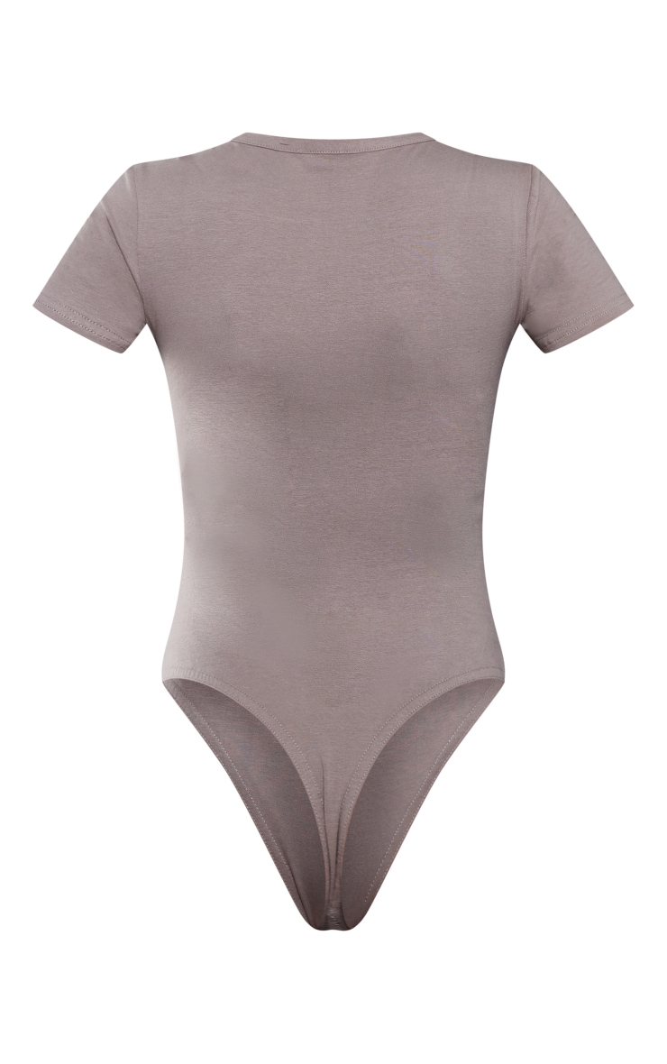 Body en coton taupe à manches courtes | PrettyLittleThing FR