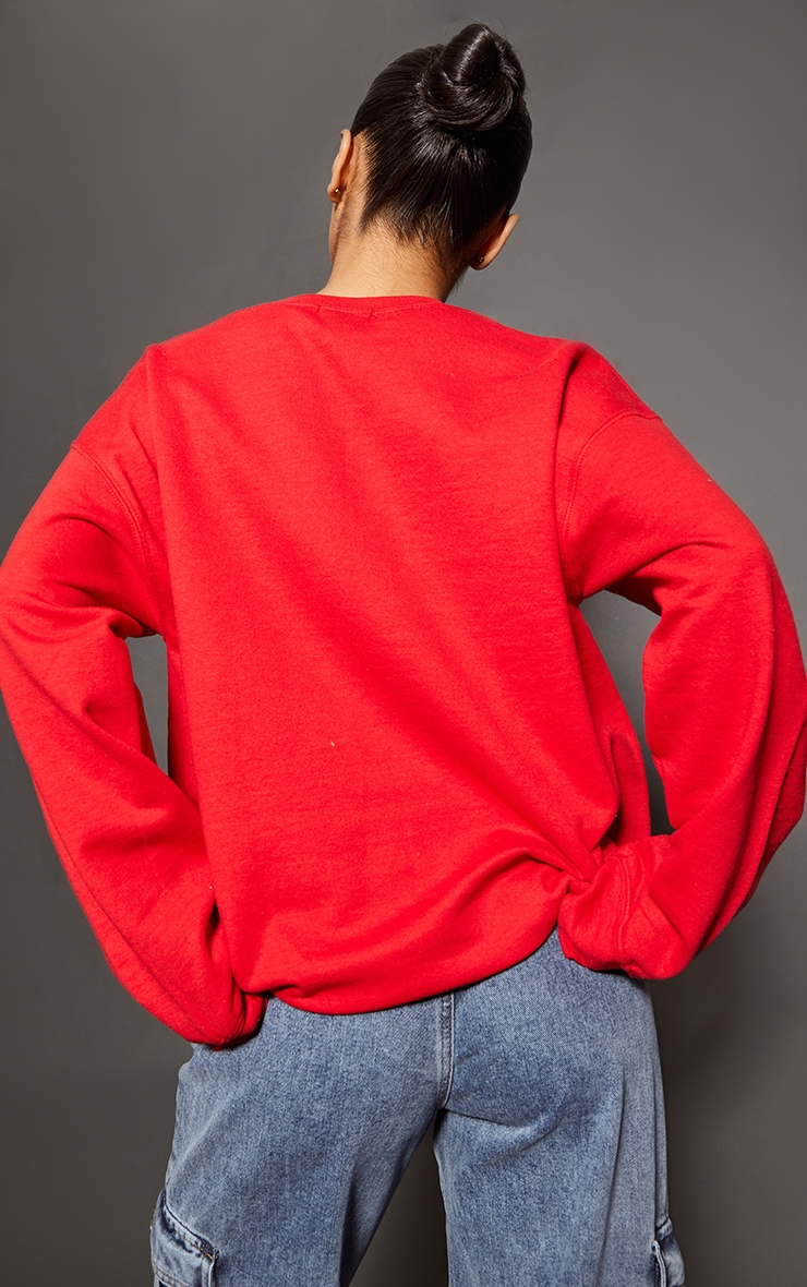 Sweat rouge imprimé Brooklyn 1986 | PrettyLittleThing FR