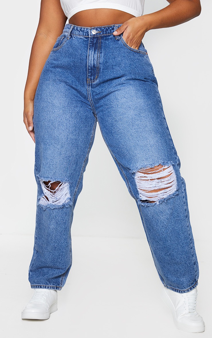 PRETTYLITTLETHING Plus Mid Blue Knee Rip Mom Jeans | Plus Size ...