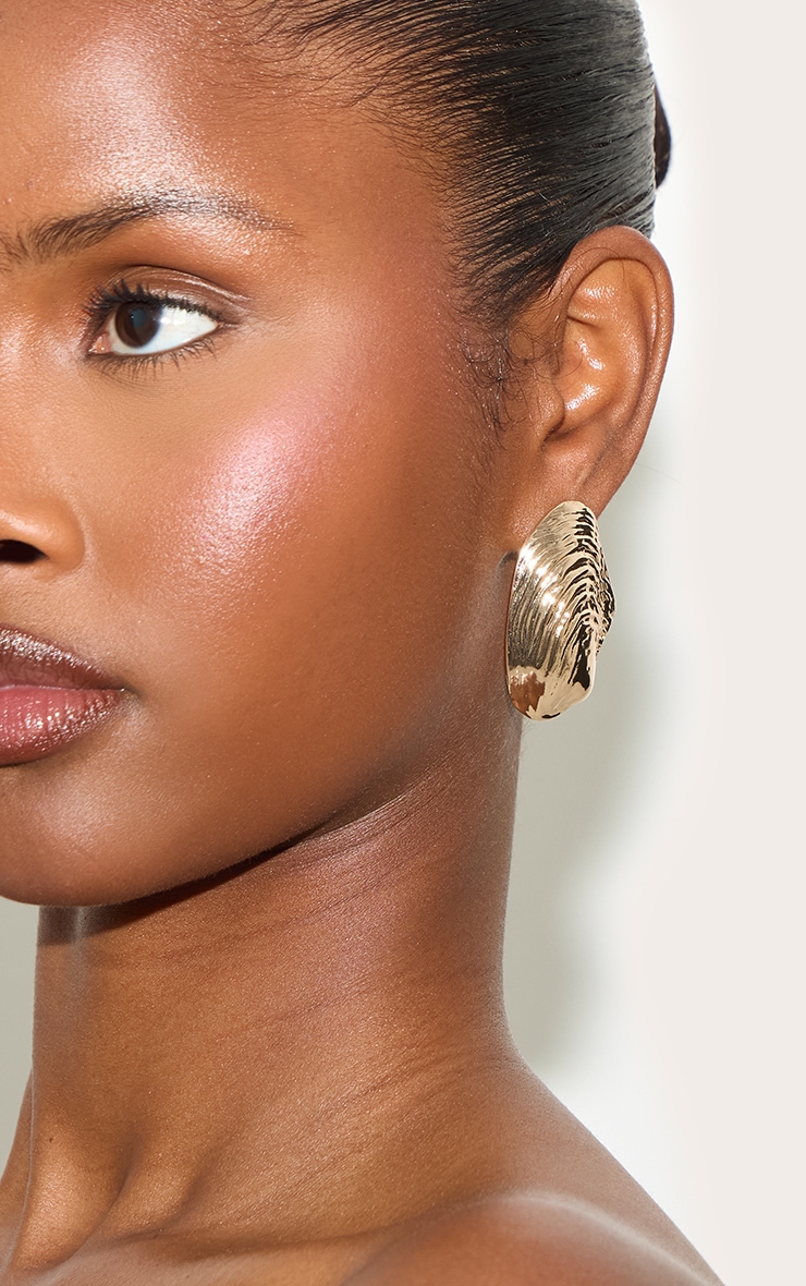 Gold Ribbed Shell Earrings | Accessories | PrettyLittleThing KSA