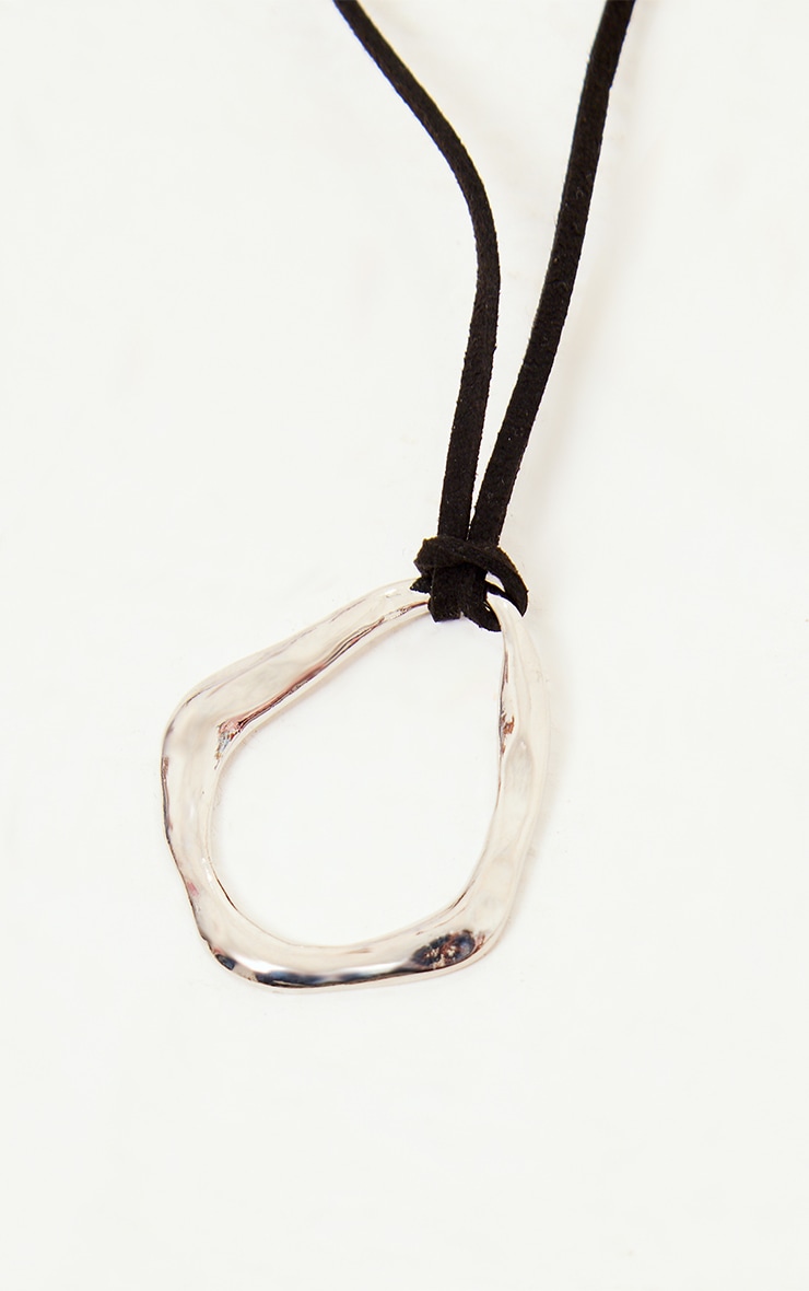 Silver Textured Circle String Necklace | PrettyLittleThing SA