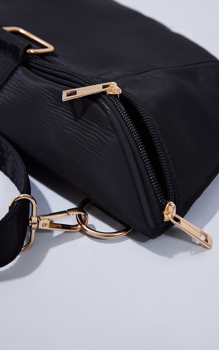 Sac banane noir en nylon à zip | PrettyLittleThing FR