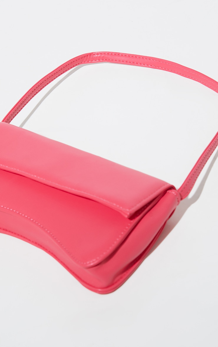 Sac pochette à rabat rose en similicuir | PrettyLittleThing FR