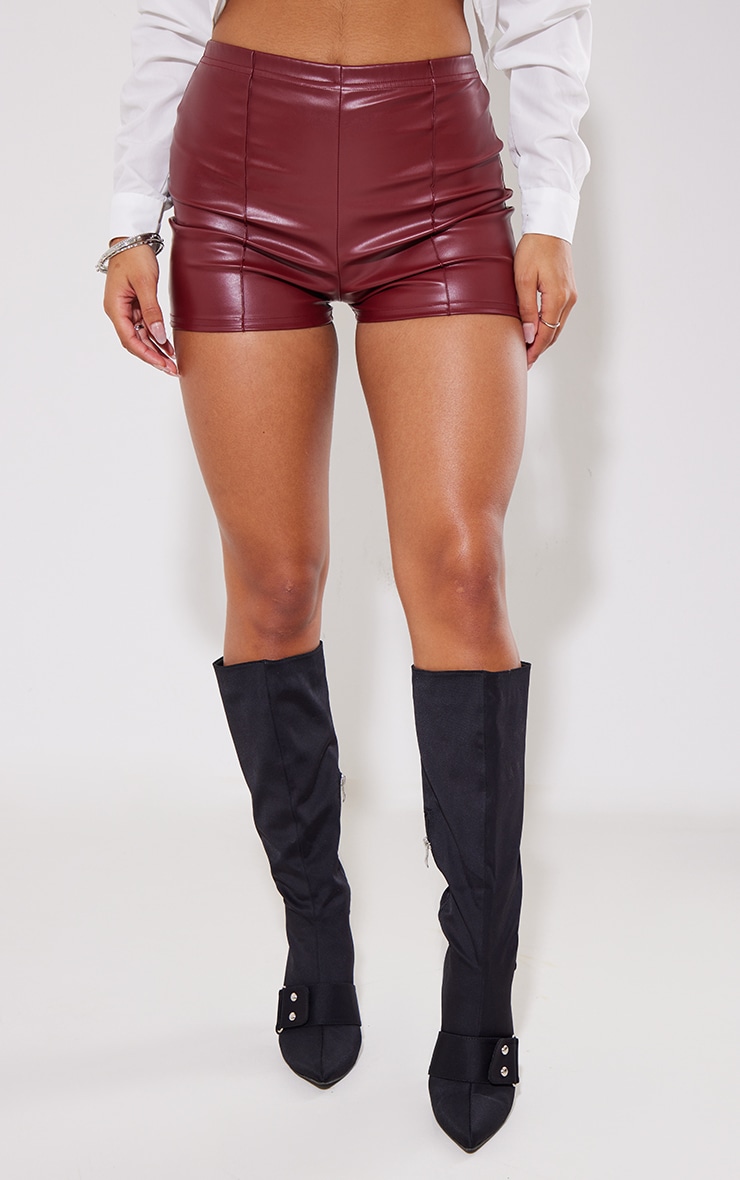 Mini short en similicuir rouge vin à pinces | PrettyLittleThing FR