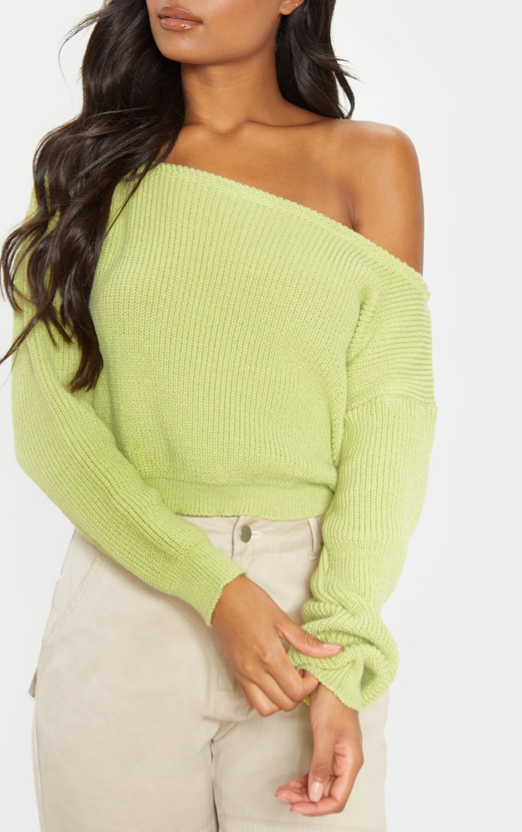 Pull court à épaules dénudées vert | PrettyLittleThing FR