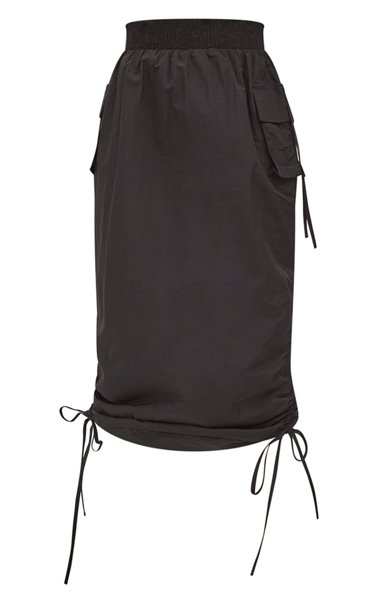 Jupe mi-longue cargo noire style parachute froncée sur les côtés | PrettyLittleThing FR