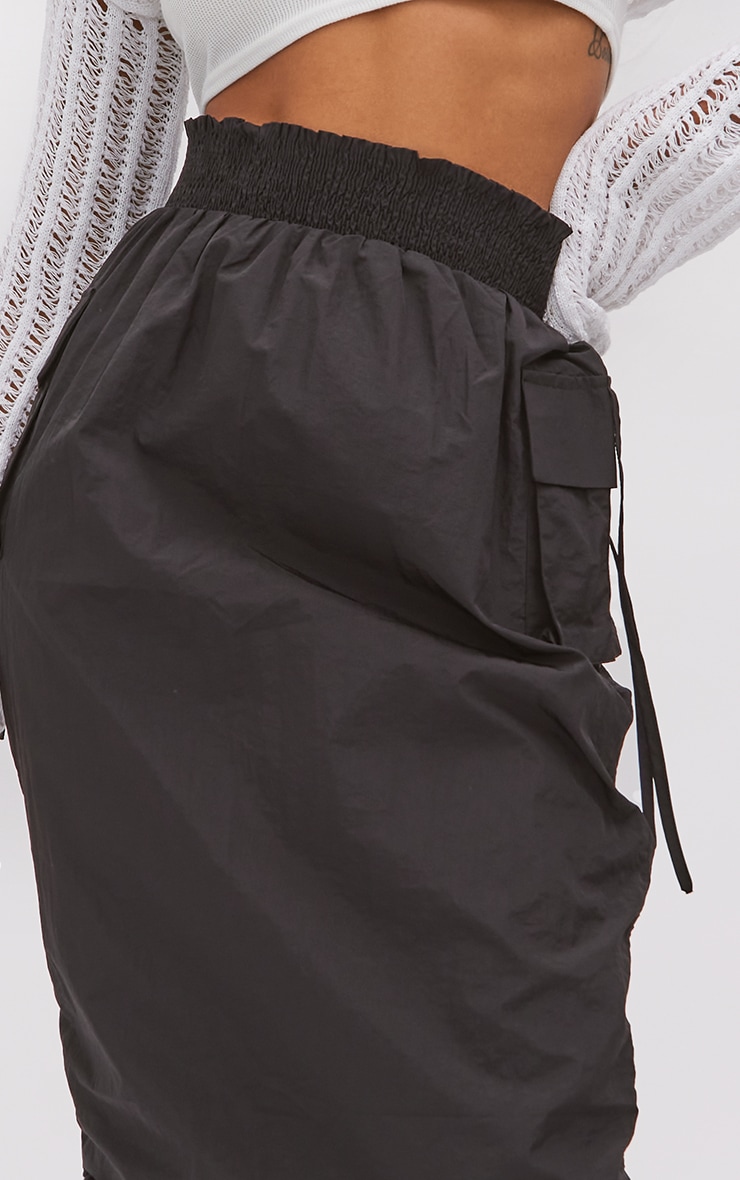 Jupe mi-longue cargo noire style parachute froncée sur les côtés | PrettyLittleThing FR