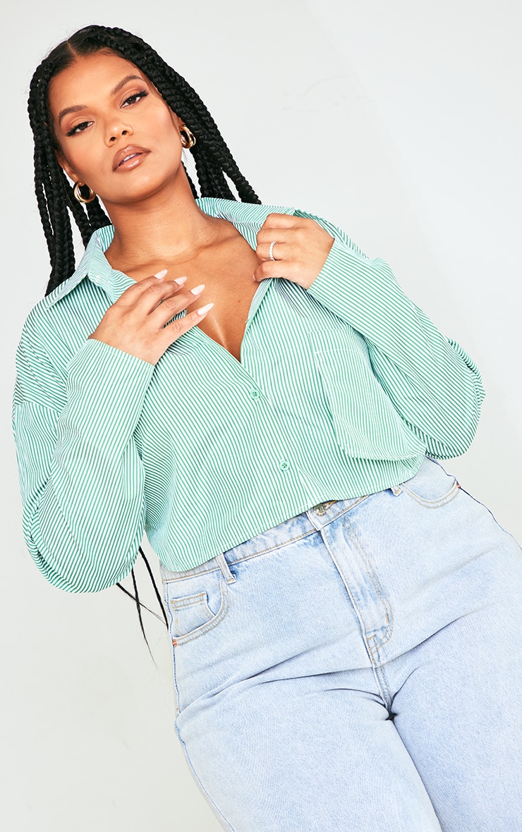 Plus Chemise courte oversize verte à fines rayures | PrettyLittleThing FR