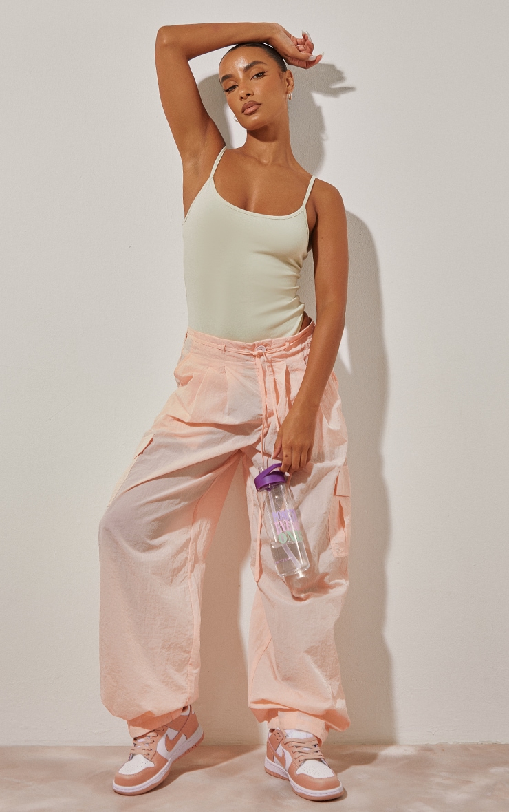 Body vert pâle en coton à bretelles | PrettyLittleThing FR