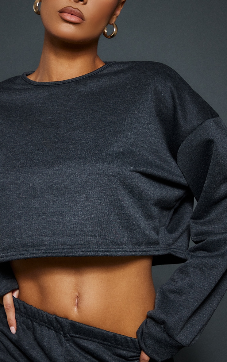 Sweat court gris anthracite à épaules carrées | PrettyLittleThing FR