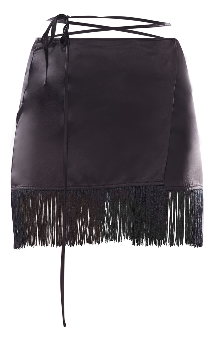 Mini-jupe satinée noire à ourlet frangé | PrettyLittleThing FR