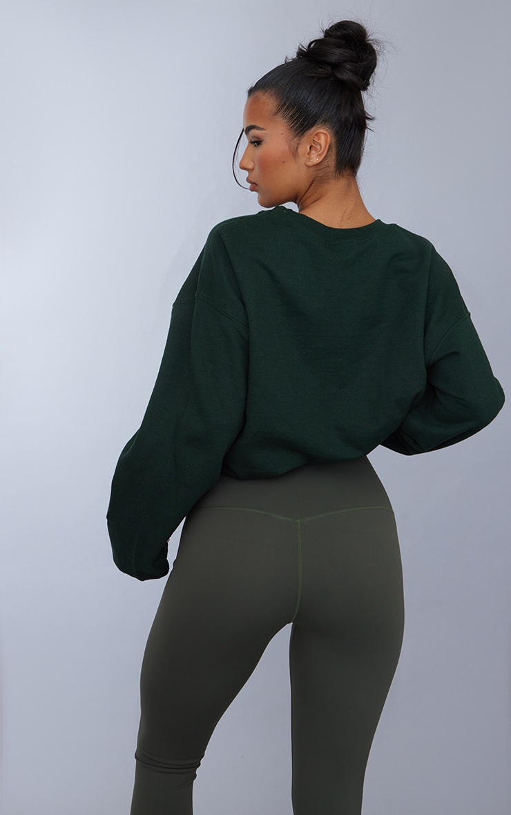 PLT Sweat vert forêt à slogan Worldwide | PrettyLittleThing FR