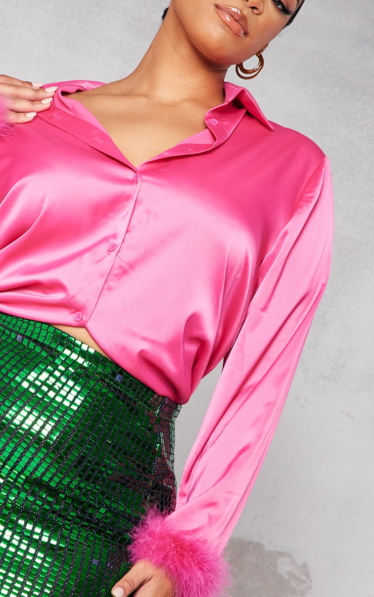 Plus Chemise satinée fuchsia à détail en fausse plumes ...