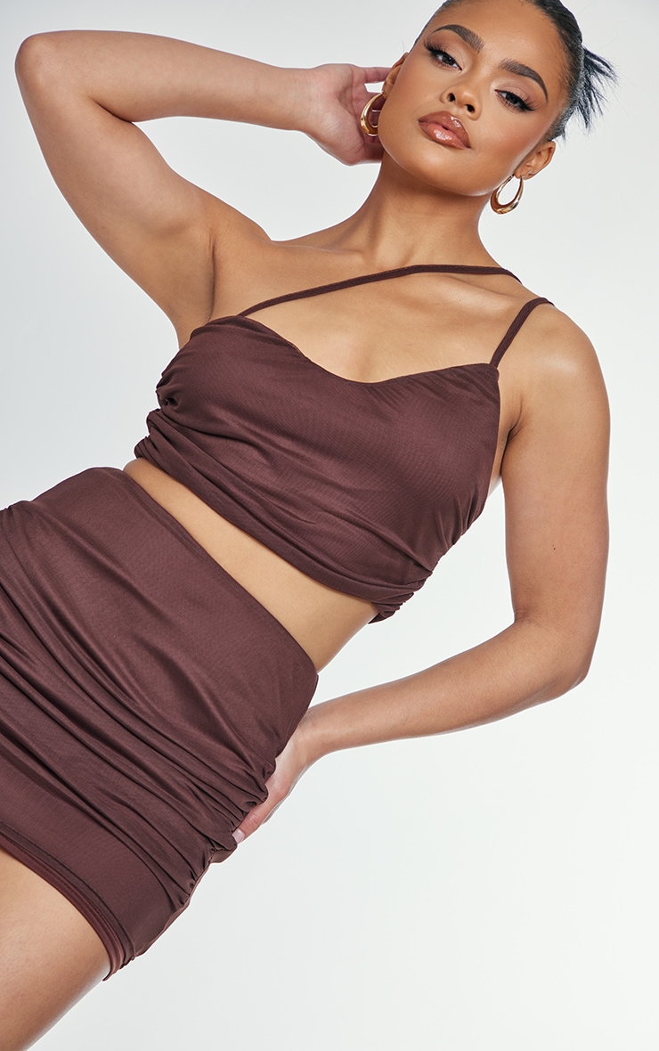 Top asymétrique en mesh chocolat froncé | PrettyLittleThing FR