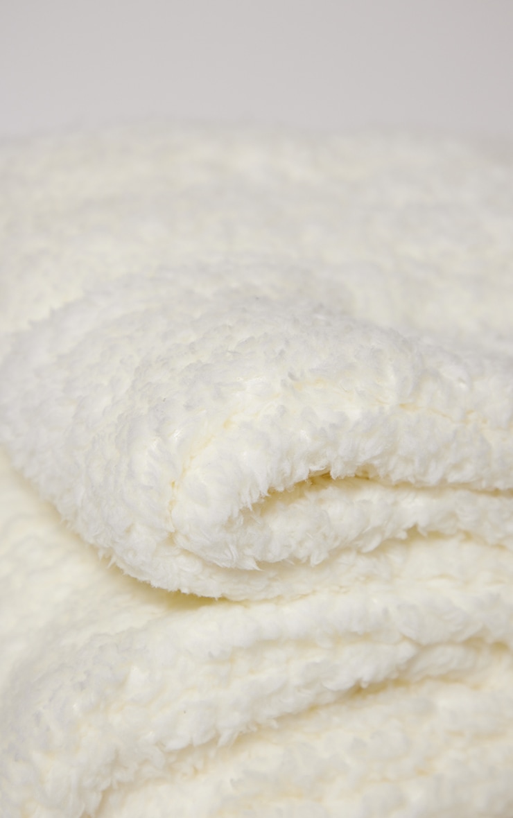 Cream Boucle Teddy Throw | Home & Beauty | PrettyLittleThing AUS