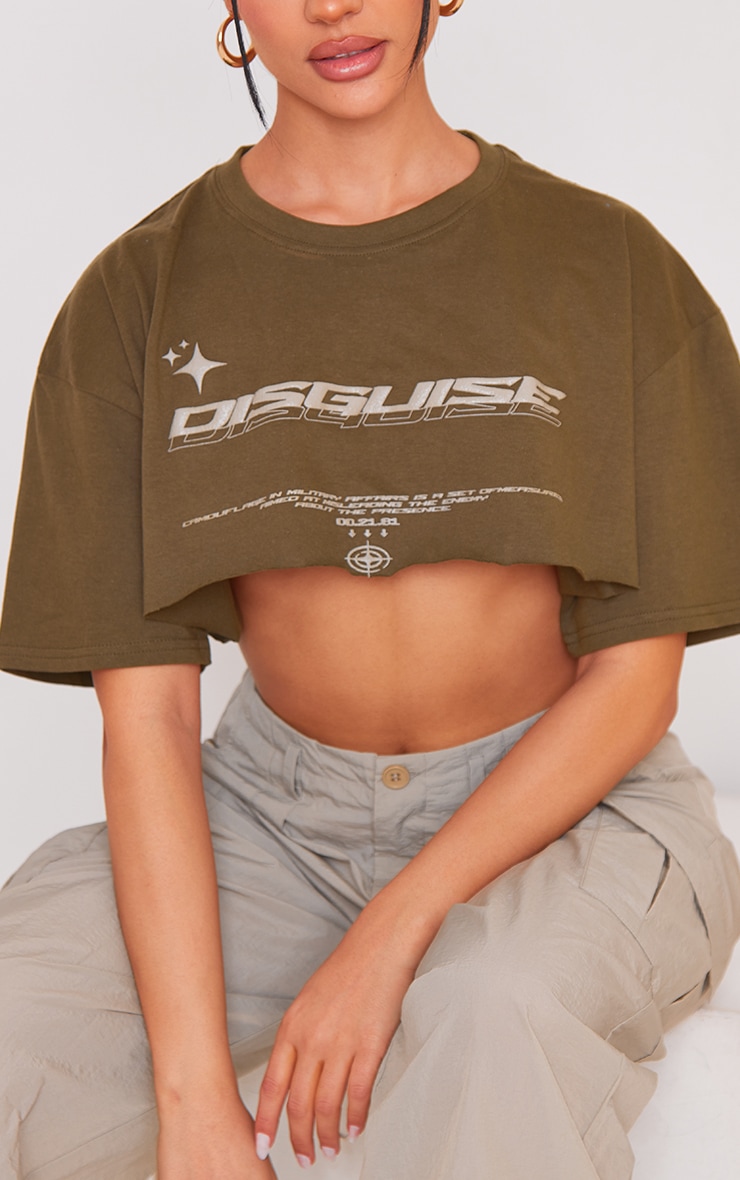 Crop top court vert sauge imprimé Disguise brillant | PrettyLittleThing FR