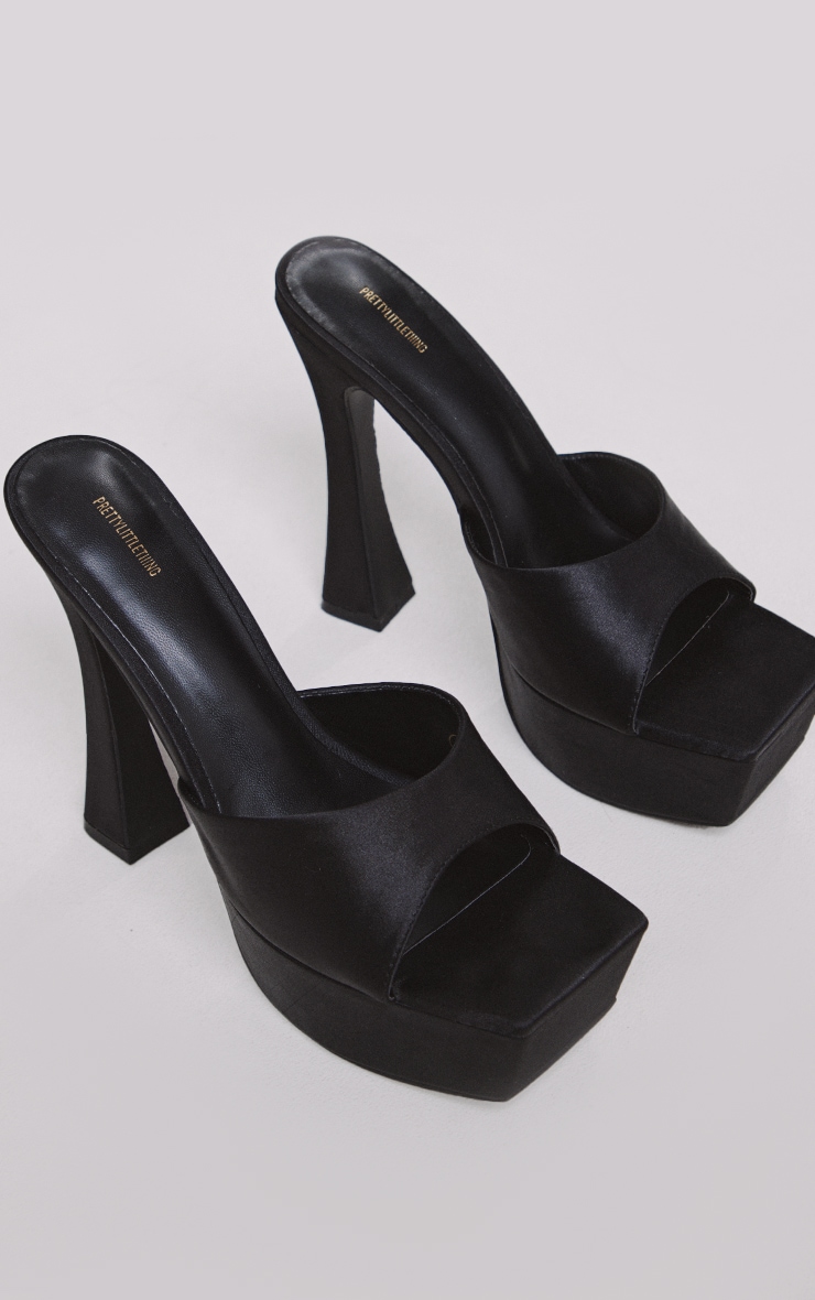 Mules satinées noires à talon flare plateforme et bout carré ...