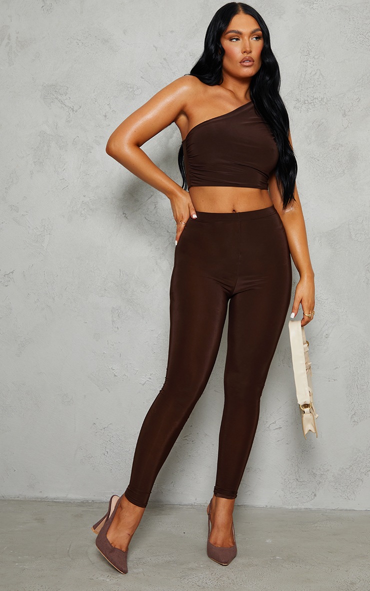 Crop top moulant chocolat asymétrique à fronces | PrettyLittleThing FR