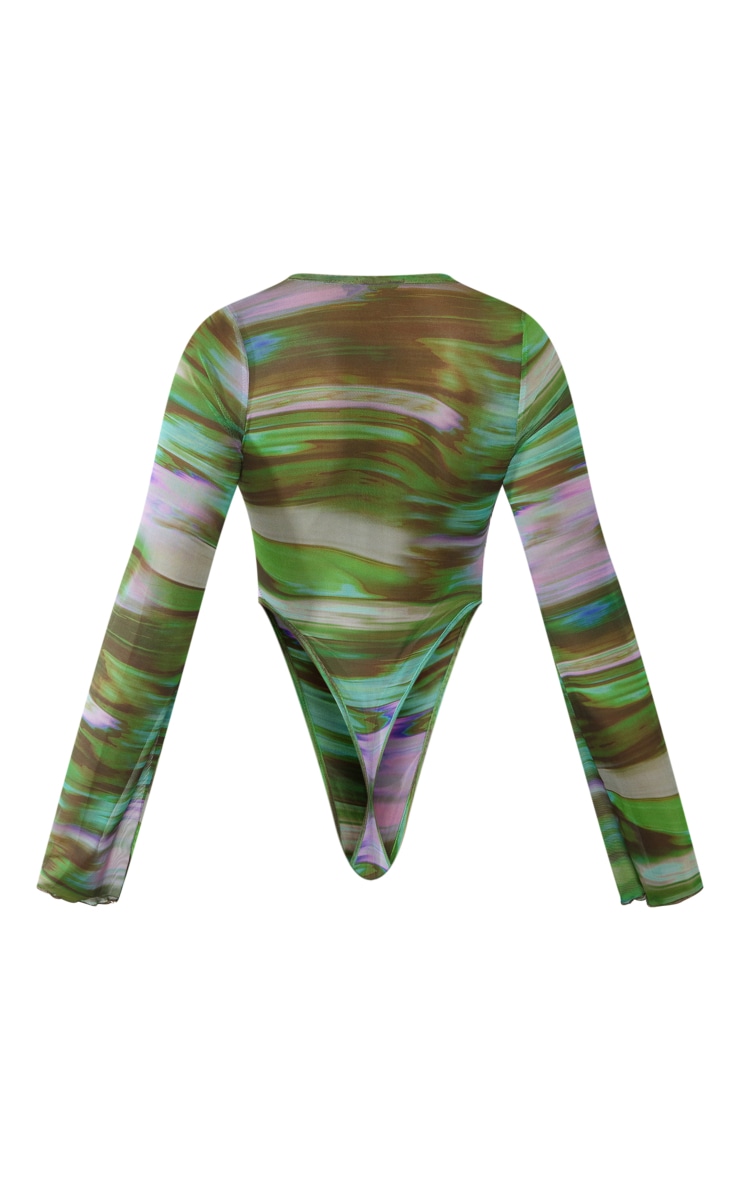 Body échancré en mesh imprimé abstrait vert | PrettyLittleThing FR