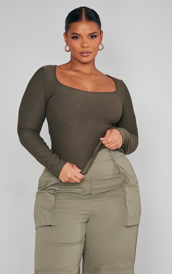 Plus Top Manches Longues Doux Kaki À Col Arrondi | PrettyLittleThing FR