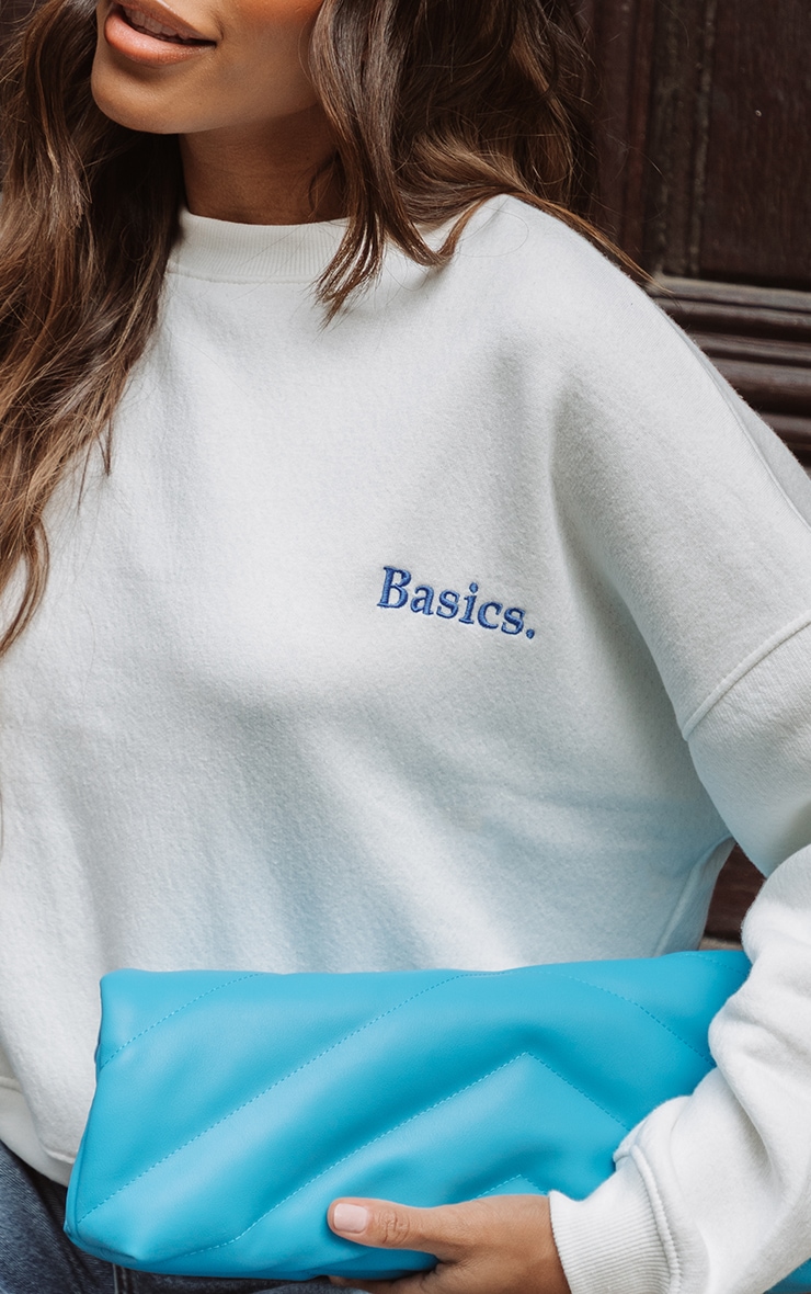 Sweat court basique crème à slogan Basics brodé et bande ourlet ...