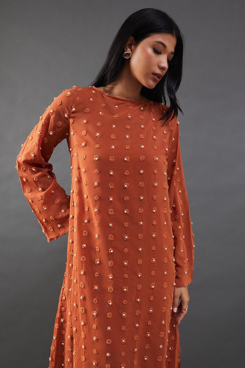 Warehouse Rust Pearl Tufted Dobby Chiffon Midaxi Dress | PrettyLittleThing